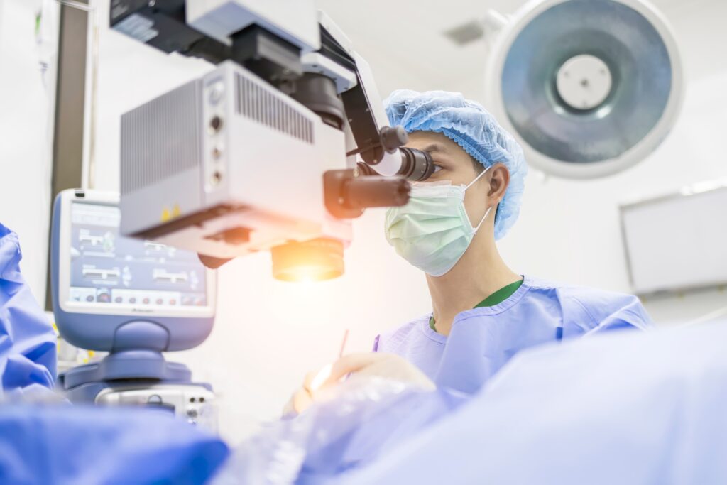 Phakic Lenses: Benefits, Risks and Who They’re Best For - RightClinic.com